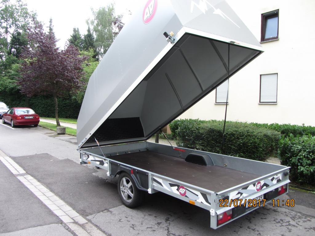 Anhänger gebremst mit Aluminiumhaube Haube nach vorne zu öffnen mit ...